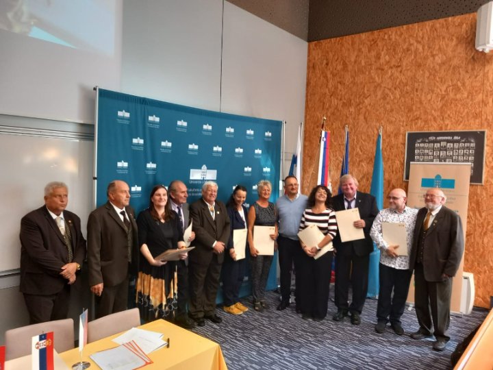 Včelí produkty včelí farmy AnnKas - med, pyl, propolis, včelí vosk ...